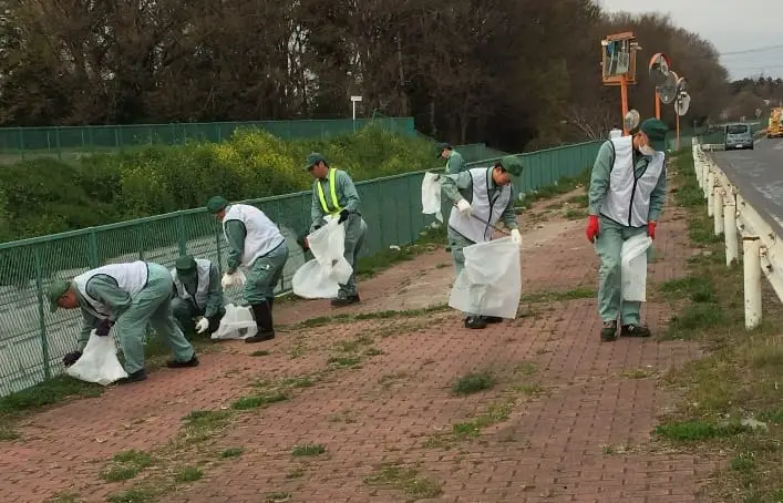 プラスチックごみをした河川のゴミ拾い｜プラスチック・スマート